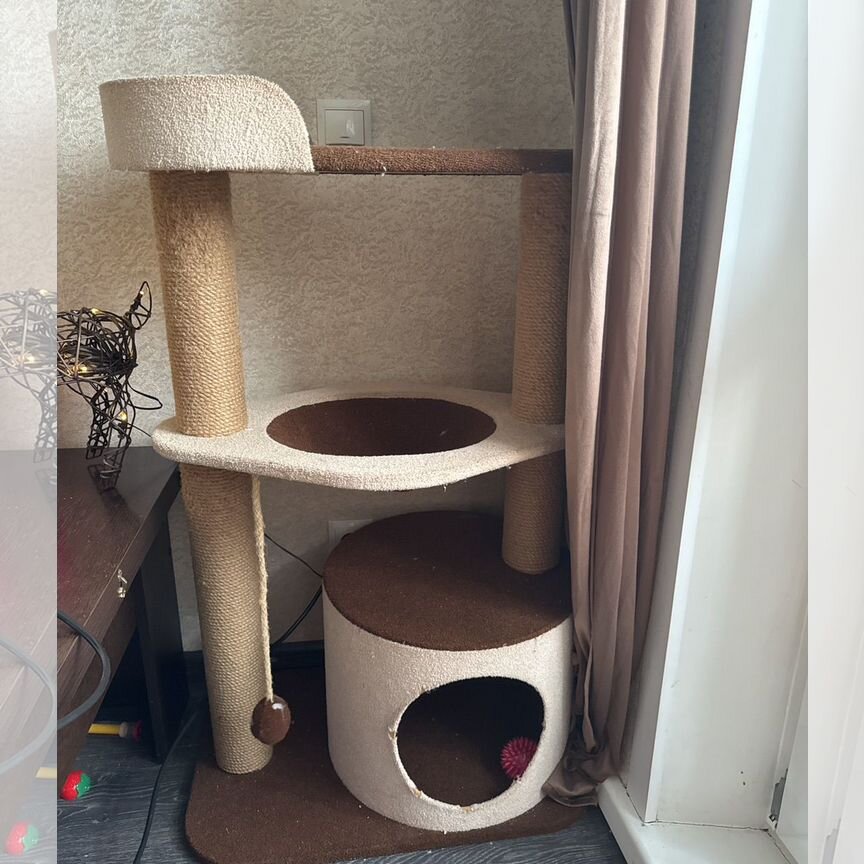 Домик для кошки с когтеточкой высокий