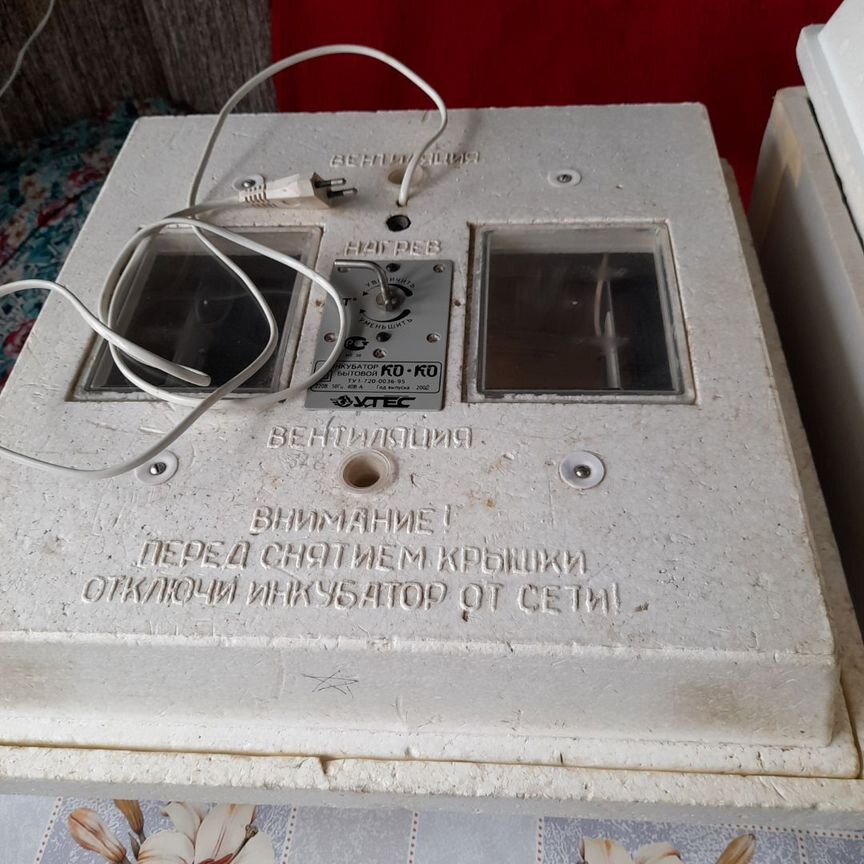 Инкубатор ко-ко, с ручным поворотом яиц.На 60 яиц
