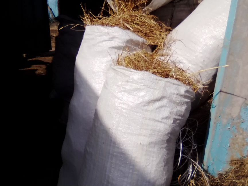 Солома в мешках