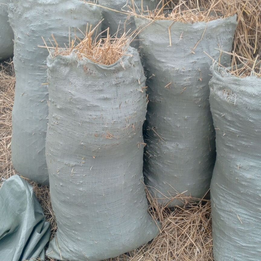 Солома в мешках