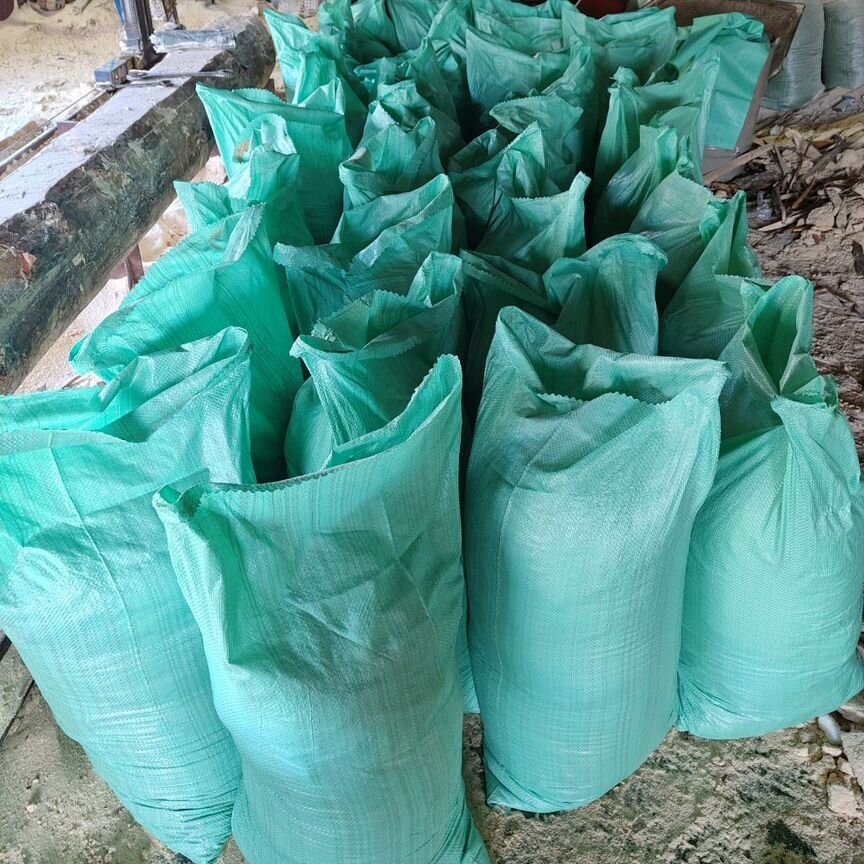 Опилки в мешках