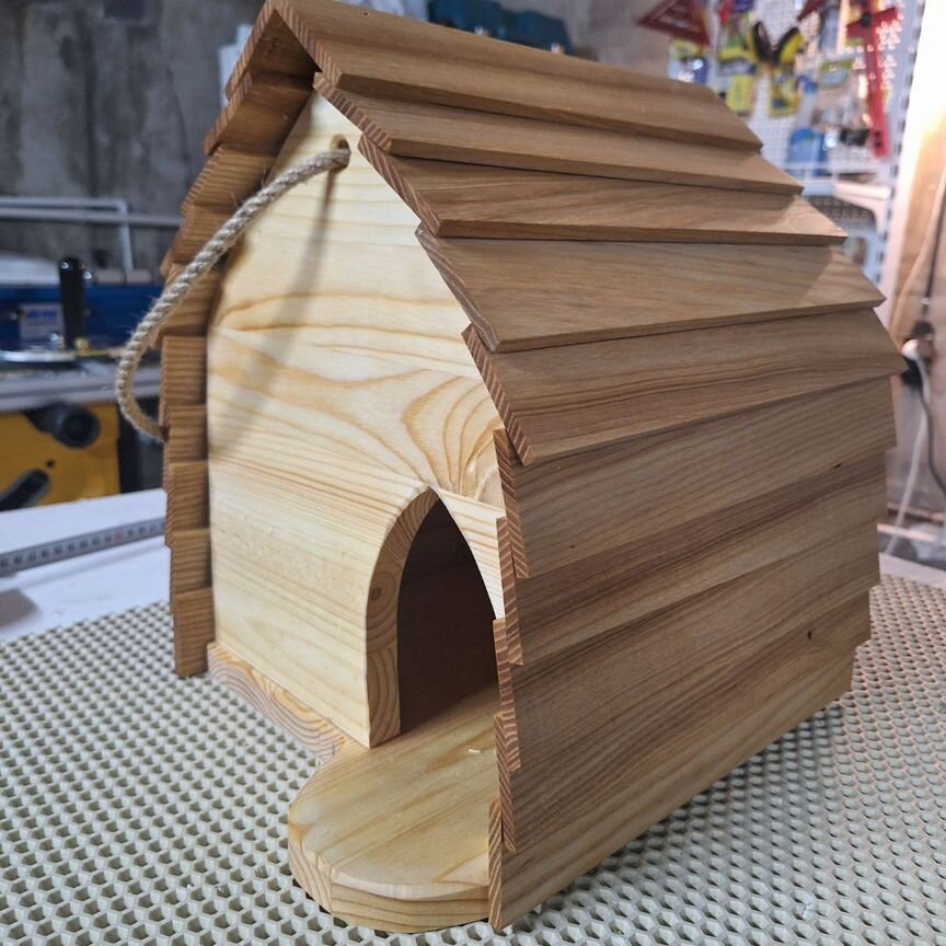 Кормушка для птиц и белок