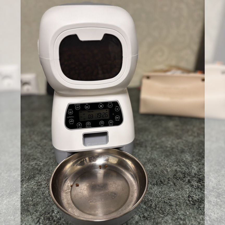 Автоматическая кормушка для кошек и собак