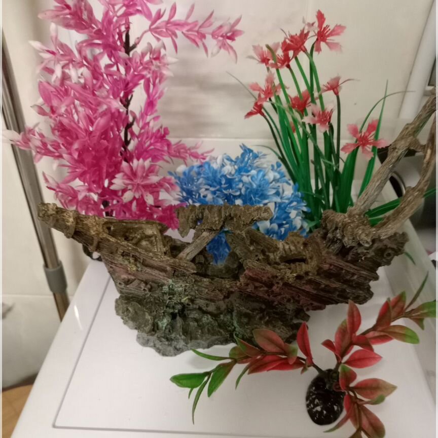 Корабль и растения в аквариум