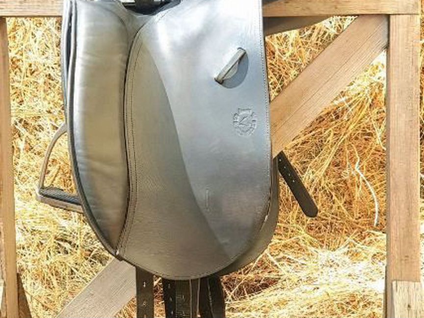 Седло выездковое