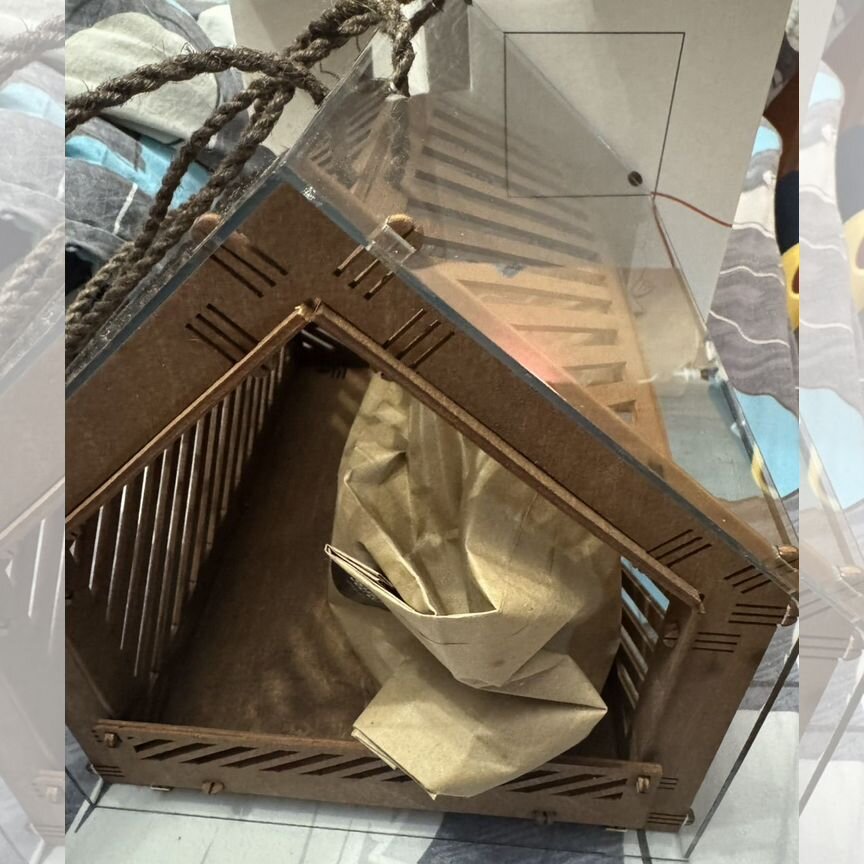 Кормушка для птиц на окно