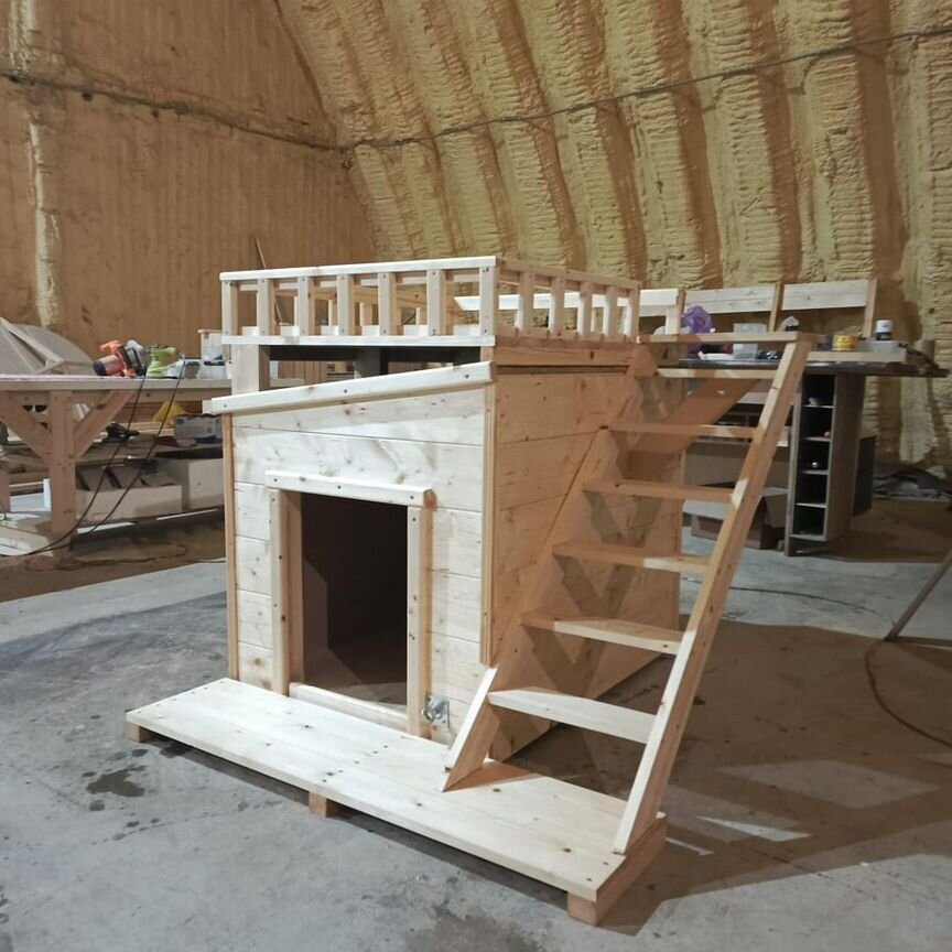 Собачья будка с лестницей и балконом