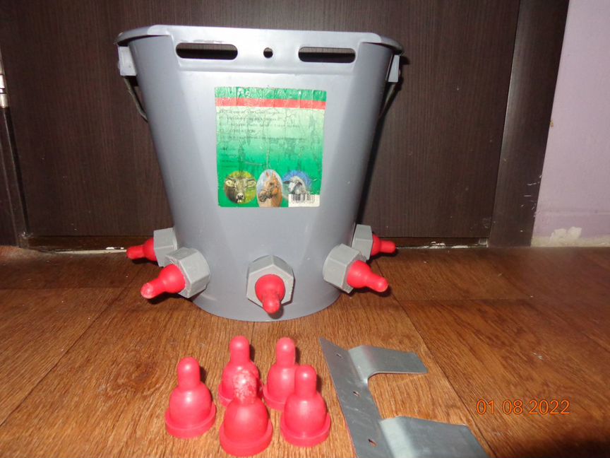 Ведро для поения козлят