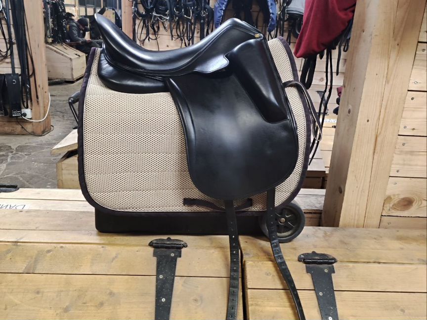 Седло выездковое 17р Франция