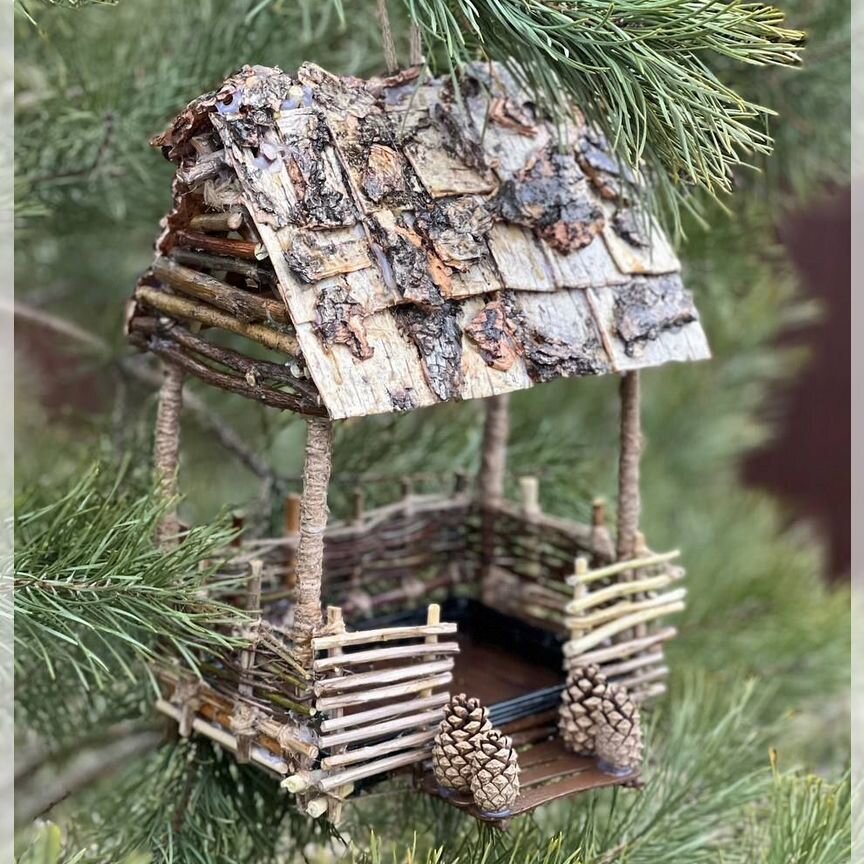 Кормушка для птиц и белок