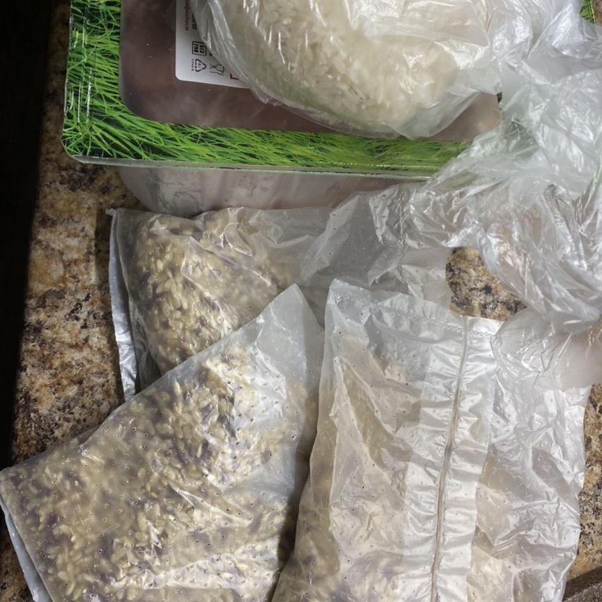 На корм животным, плюс горшок кошачий