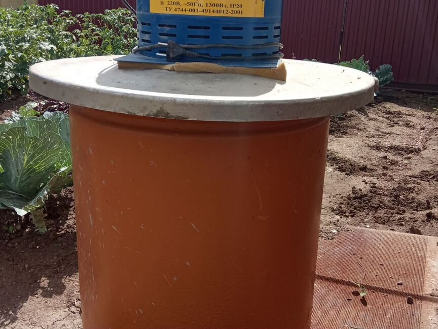 Зернодробилка с ёмкостью для фуража