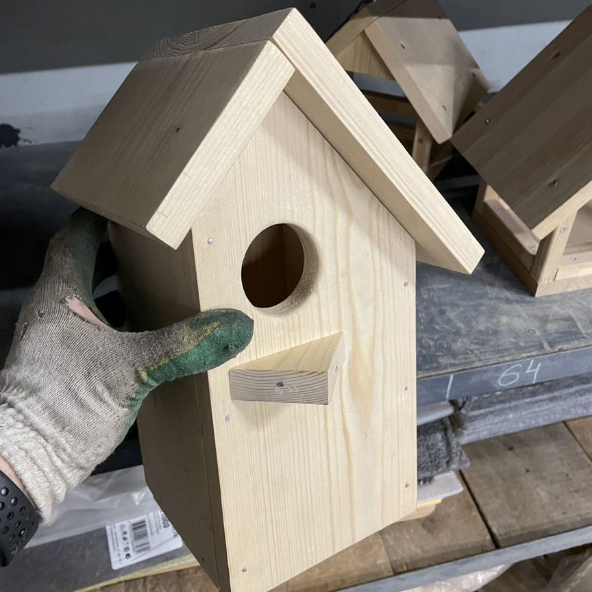 Скворечник и кормушка для птиц