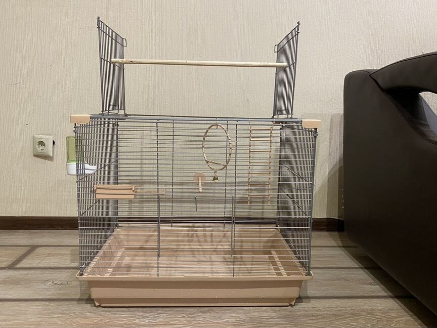 Клетка для попугая и корм