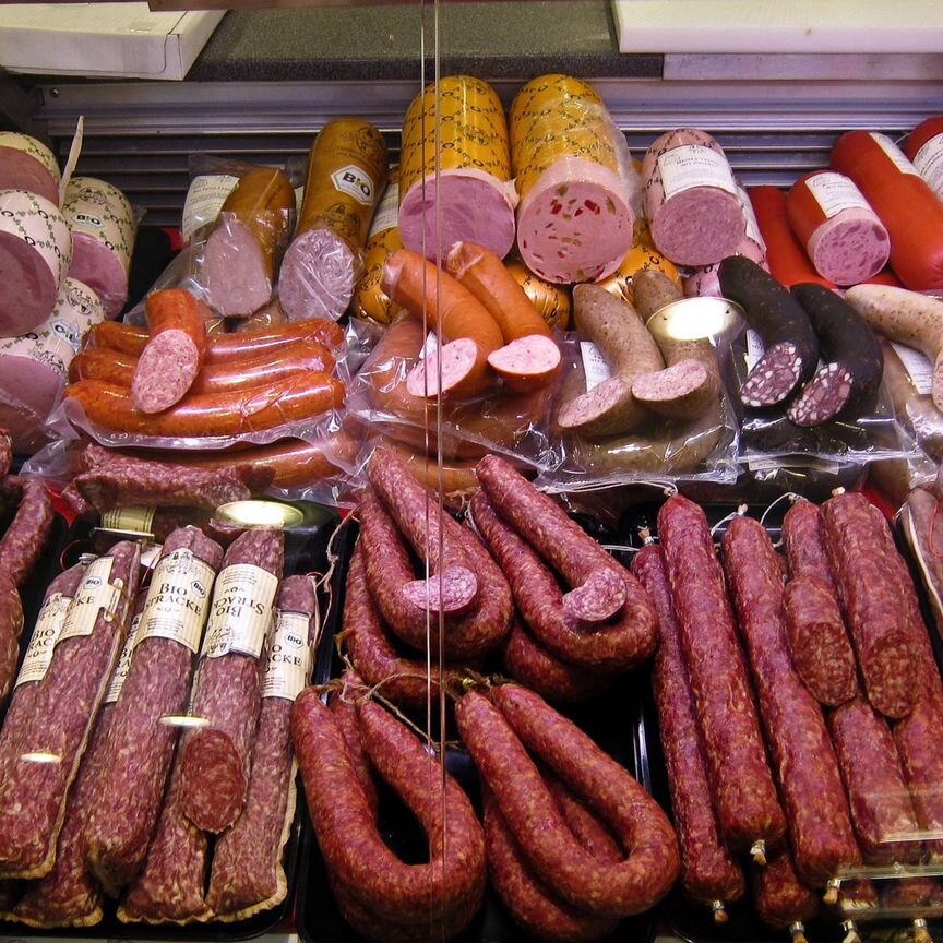 Лакомства для животных. Продукты на корм животным
