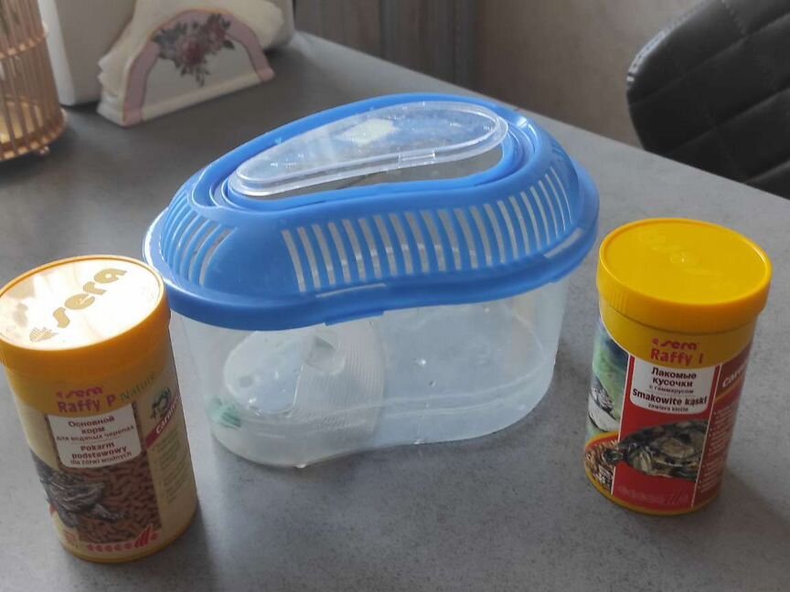 Клетка для черепах с кормом и лакомством