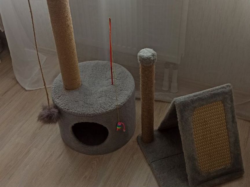 Домики с когтеточками и игрушками
