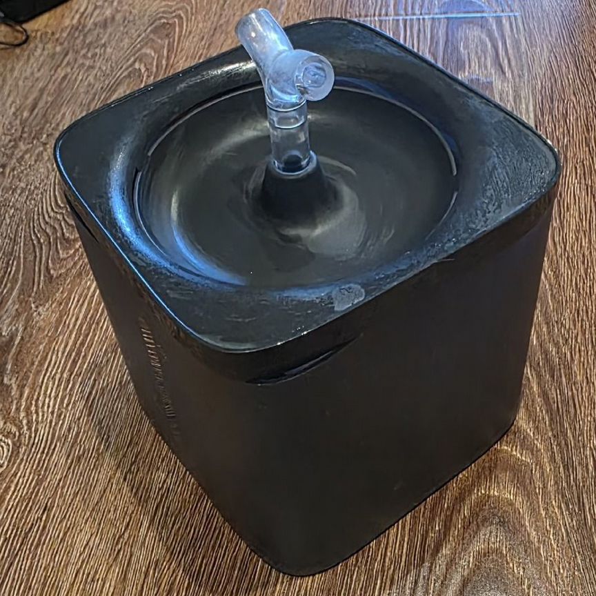 Фонтан поилка для кошек