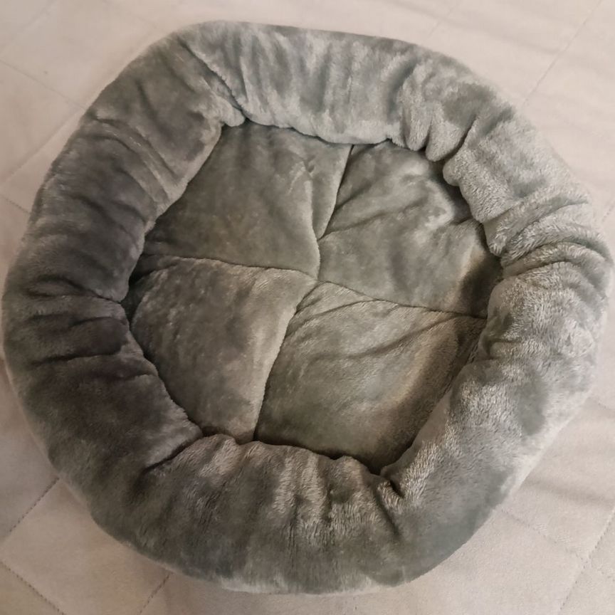 Лежанка для кошек и собак 40 на 40 см