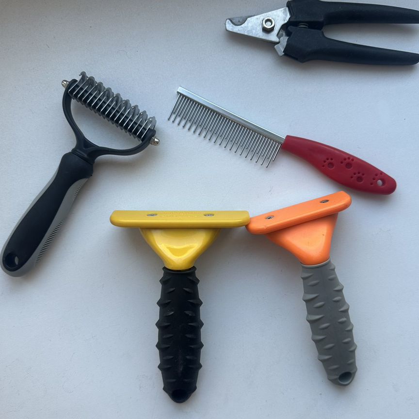 Щетки и фурминаторы для собачьей шерсти