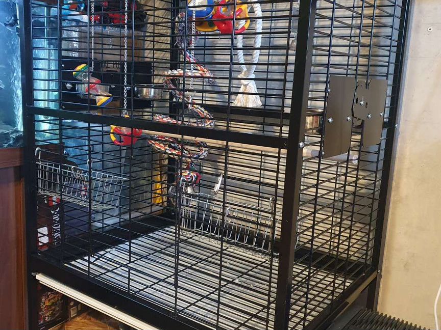 Клетка для крупного попугая