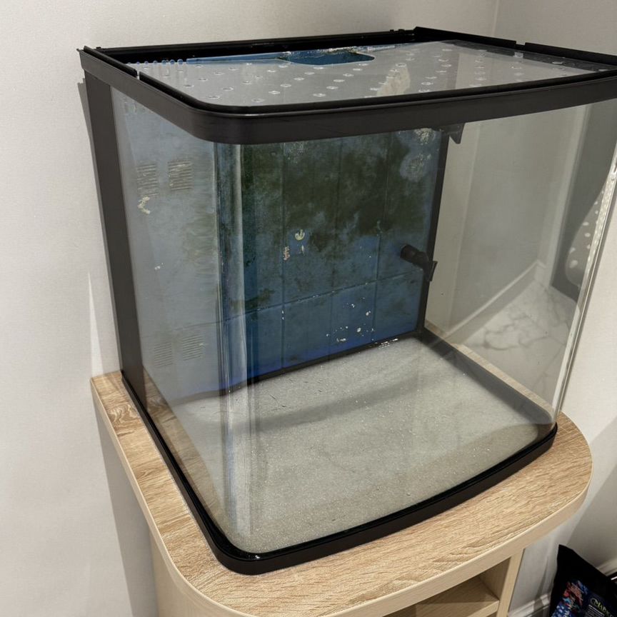 Аквариум с тумбой и оборудование