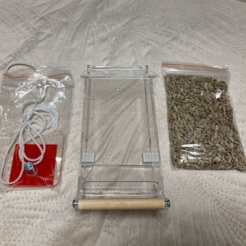 Кормушка для птиц на окно