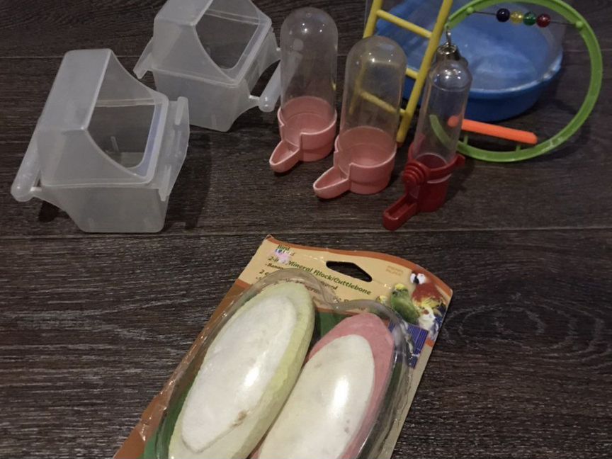 Мел,ванночка,кормушка,игрушки для попугая