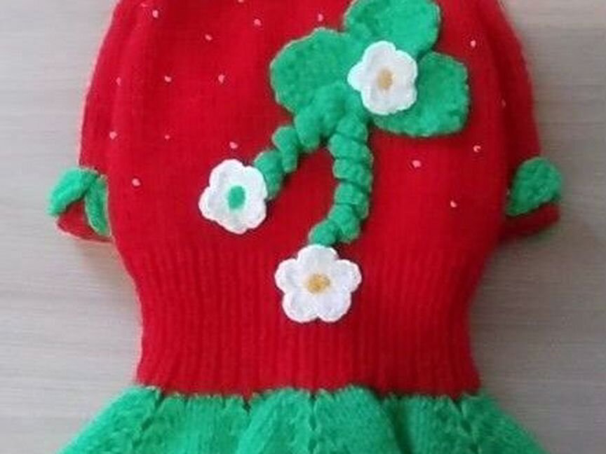 Платьеце для собак или кошки "клубничка" вязаное