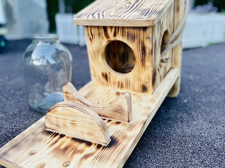 Кормушка для белок и птиц