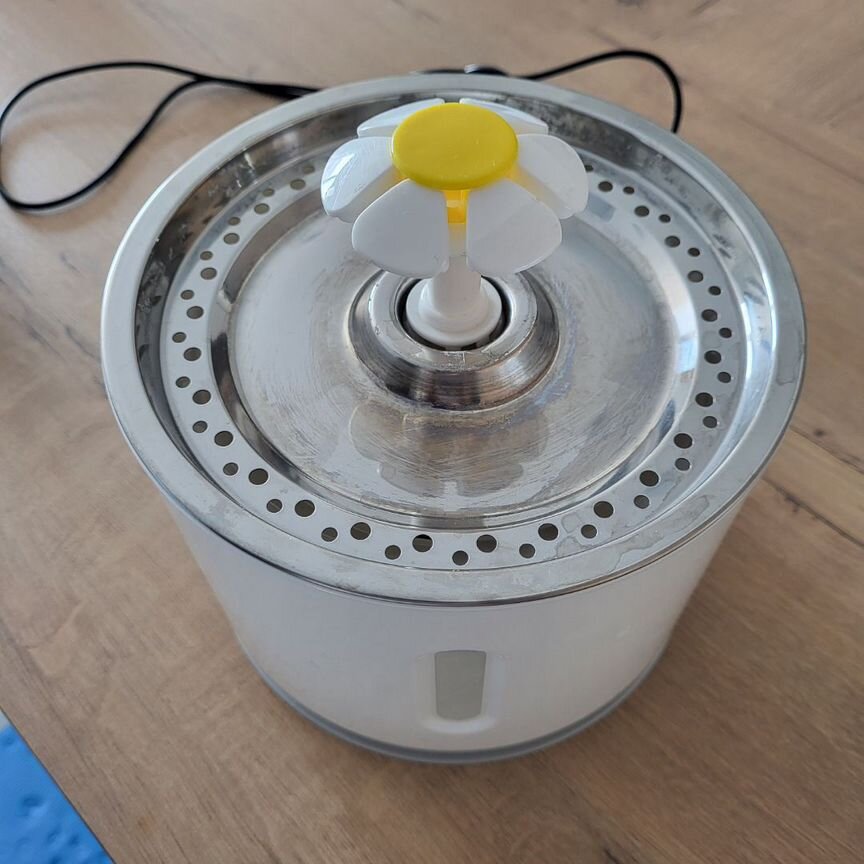 Фонтан поилка для кошек с подсветкой