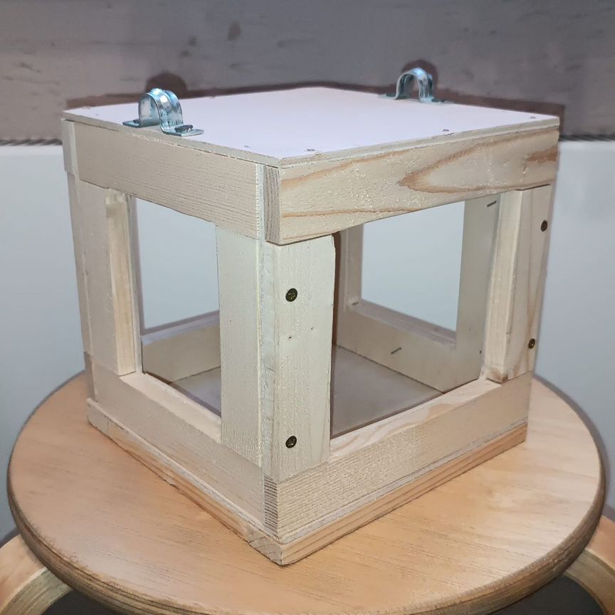 Кормушка для птиц и белок