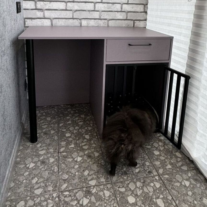 Компьютерный стол(с вальером для питомца)