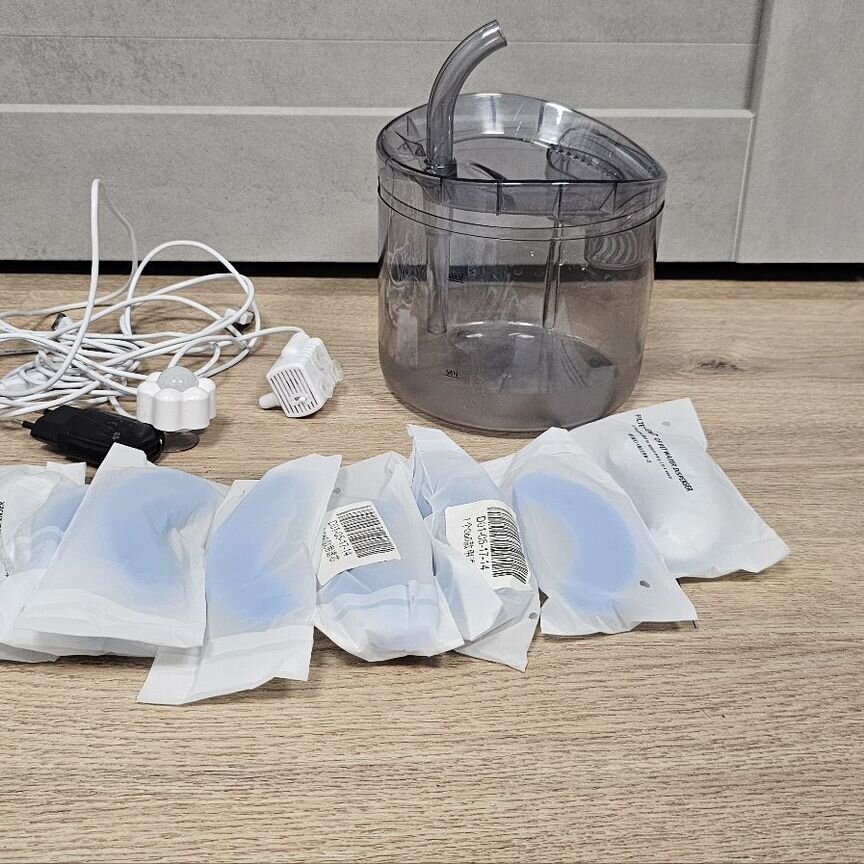 Фонтан поилка для кошек с датчиком движения