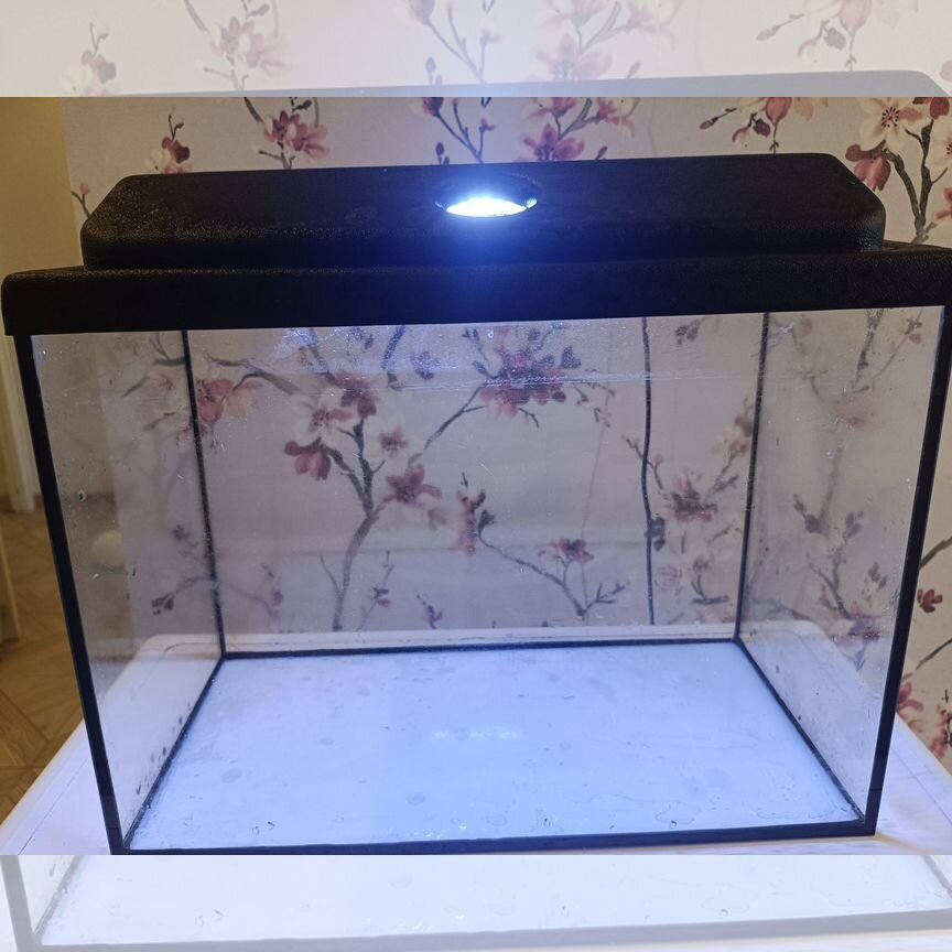 Аквариум с крышкой и подсветкой
