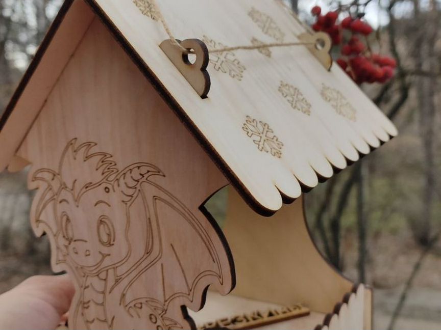 Кормушка с символом года дракончиком