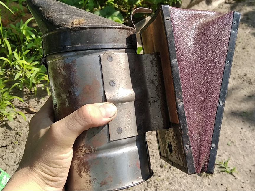 Продам окуриватель пчел и москитную маску