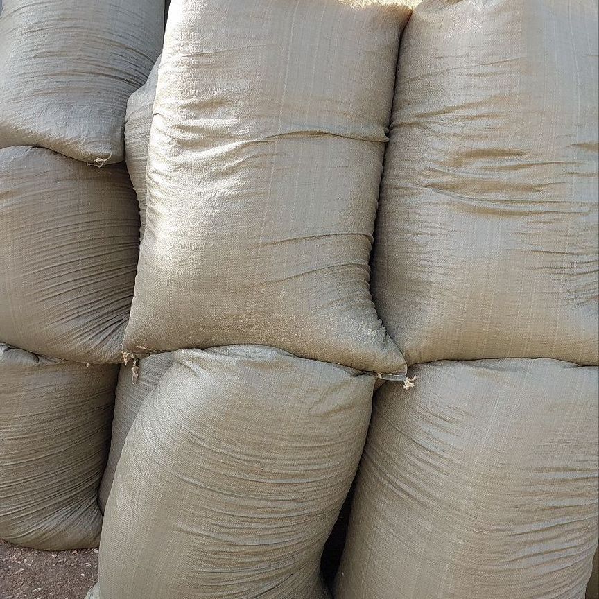 Сухие опилки в мешках