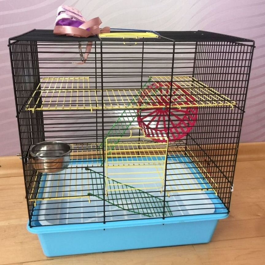 Клетка для грызунов с кормушкой, колесом и шлейкой