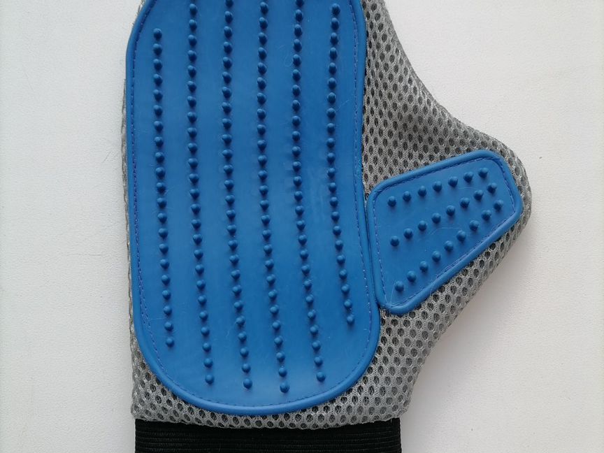 Перчатка для вычесывания шерсти кошек и собак