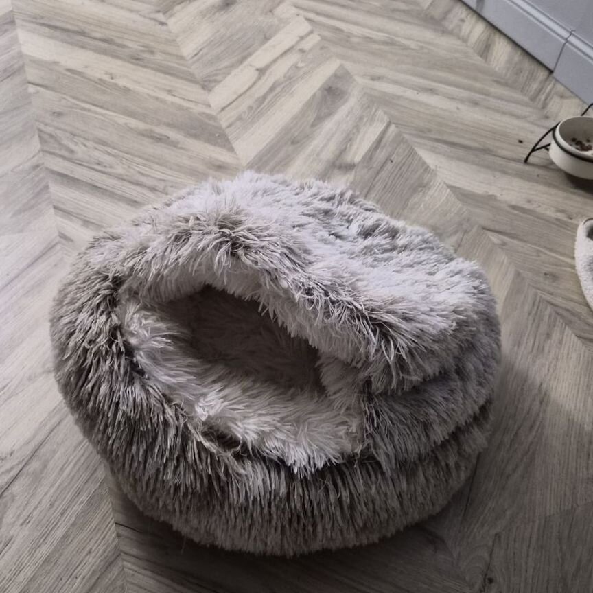 Закрытая лежанка для кошек и собак