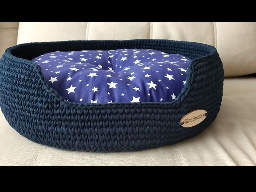 Вязанная корзинка-лежанка для питомцев