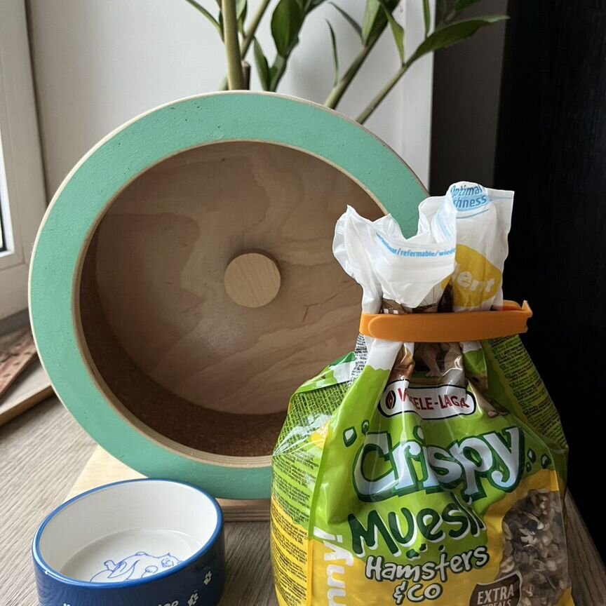 Беговое колесо для хомяка  Корм и мисочка