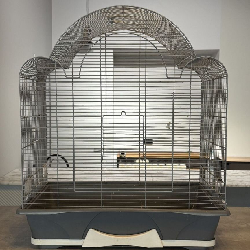 Металлическая клетка для птиц