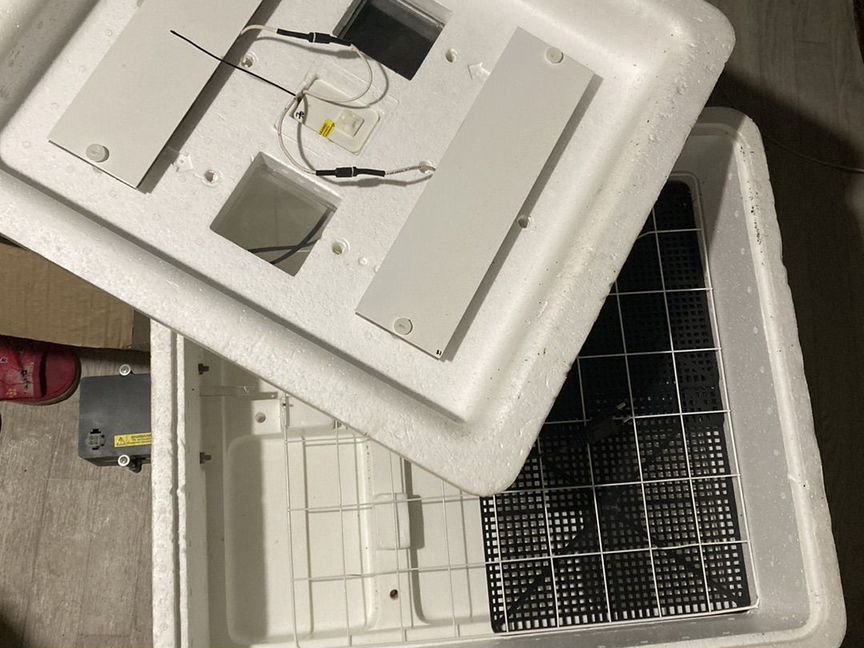 Инкубатор "несушка"на 63 яйца