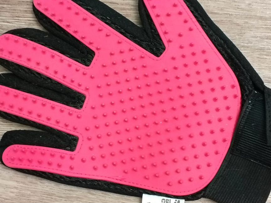 Перчатка для ухода за шерстью животных