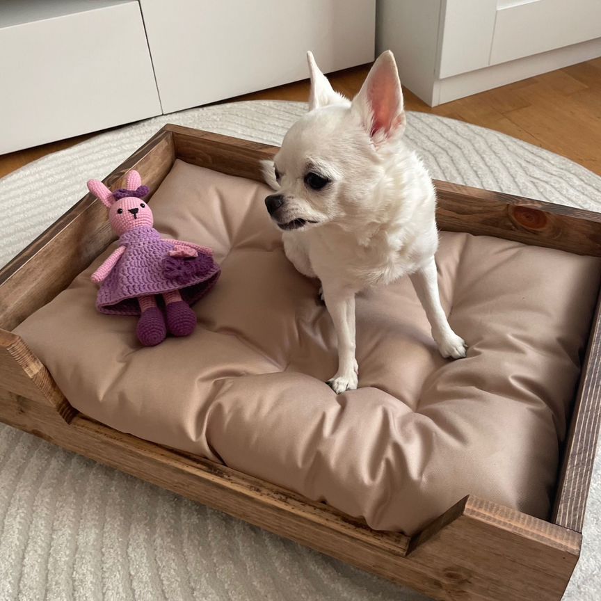 Деревянная лежанка для кошек и собак