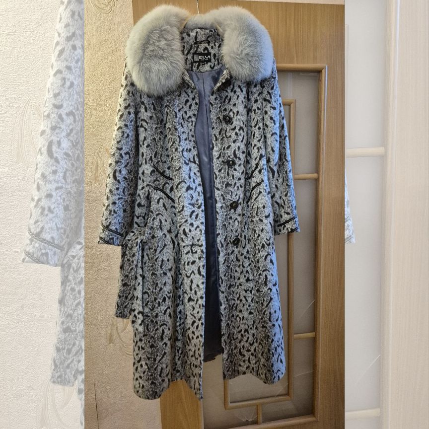 Пальто с меховым воротником